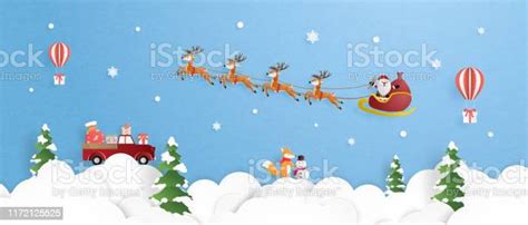 종이 컷 스타일의 구름 위에 하늘에 비행 썰매에서 순록과 산타 클로스와 메리 크리스마스와 새해 복 많이 받으세요 배너 벽지 배너 포스터에 대한 벡터 일러스트 레이션 디자인