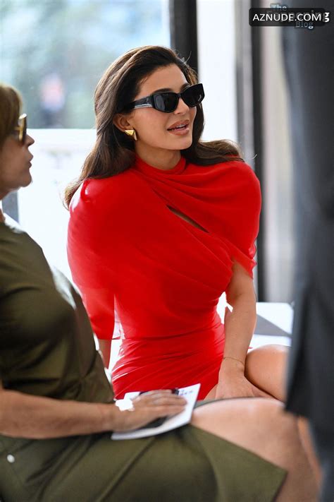 Kylie Jenners Sexy Sensational Appearance At The Jacquemus Fashion