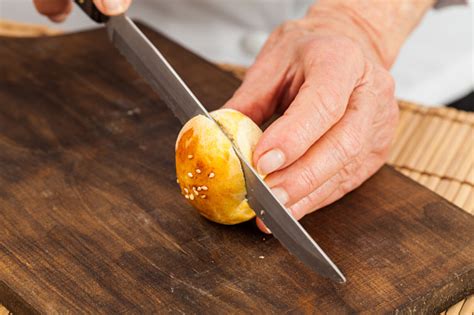 미니 버거를 위한 작은 빵 빵 자르기 미니 버거의 단계별 준비 어린이를 위한 홈메이드 미니 버거 또는 애피타이저 작은 햄버거 고기에 대한 스톡 사진 및 기타 이미지 Istock