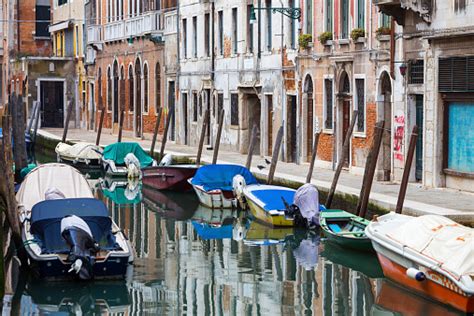 Gondolas 계류 따라 저수시설 채널이란 0명에 대한 스톡 사진 및 기타 이미지 0명 2015년 갈색 Istock