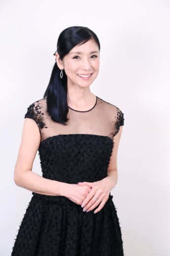 黒木瞳が主演作「魔女の香水」で美しすぎるグレイヘアに 「人生は、出会いとタイミング。どのタイミングで背中を押してもらえるかで、運命は変わる