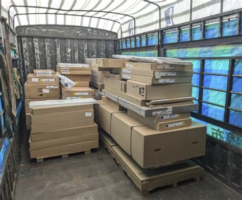 Товары за границей их еще не упаковали для транспортировки