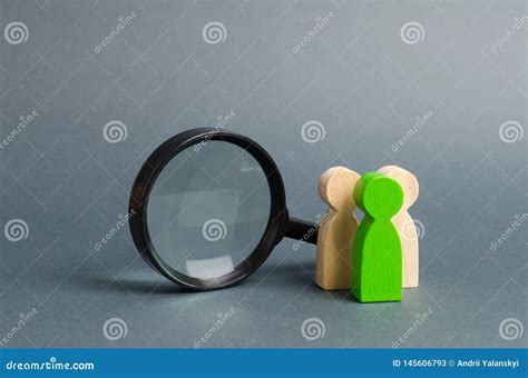 La Figura Humana De Madera Tres Se Coloca Cerca De Una Lupa En Un Fondo