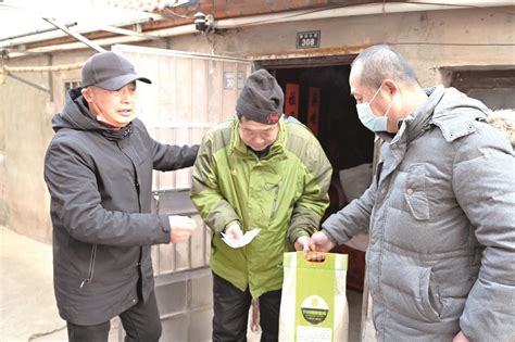 给困难居民送温暖。