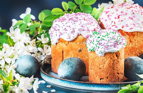 イースターケーキと緑と青に塗られた卵白い桜の花素朴なスタイルのお祝いの構図正統派の伝統青の背景 お祝いのストックフォトや画像を多数ご用意