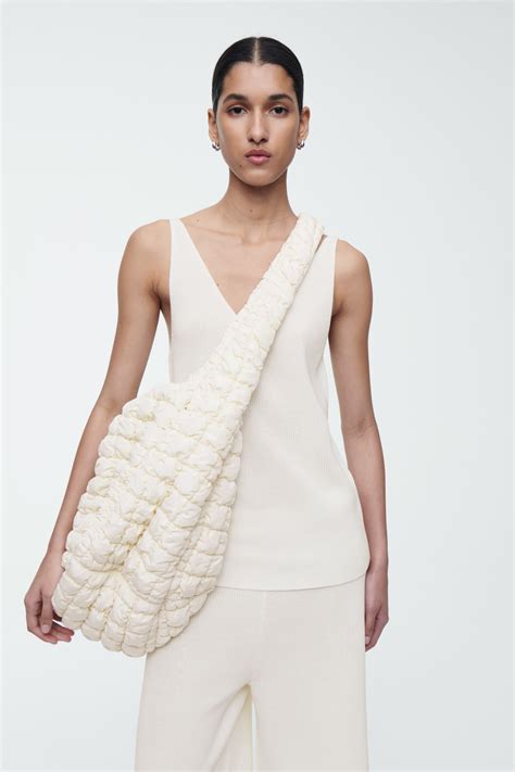 Cos 오버사이즈 퀼티드 크로스바디 백 페칭