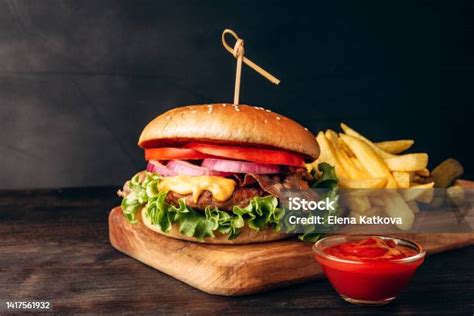 바삭한 베이컨과 감자 튀김과 어두운 배경에 맥주 한 잔을 곁들인 음식 배달 햄버거 햄버거 감자 요리에 대한 스톡 사진 및 기타 이미지 감자 요리 고기 굽기 Istock