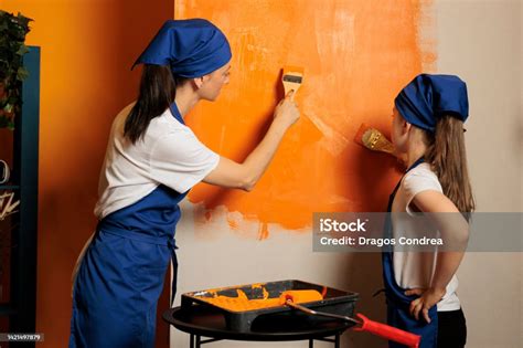 벽을 칠하기 위해 브러시를 사용하는 행복한 가족 2명에 대한 스톡 사진 및 기타 이미지 2명 Diy 가사 집안일 Istock