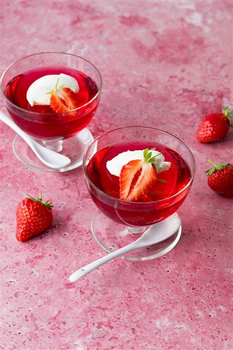 액체와 딸기로 채워진 두 잔 사진 Unsplash의 디저트 이미지