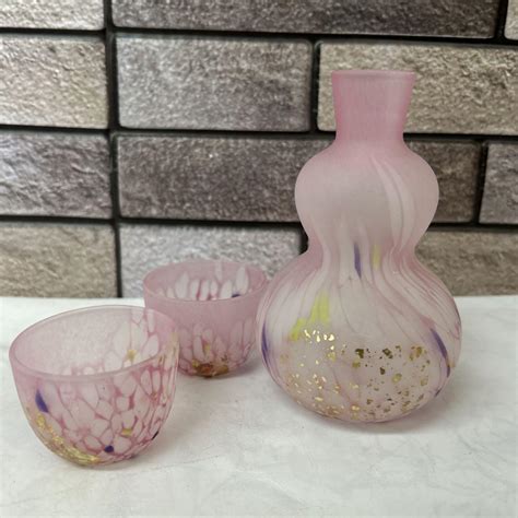 瓢型 ガラス酒器揃い ピンクの花模様の徳利と盃セット メルカリ