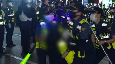 경찰 대법원 앞 야간문화제 원천봉쇄3명 체포 연합뉴스