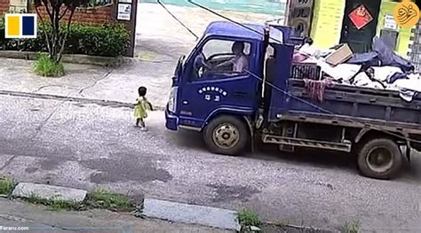 فرارو ویدئو نجات معجزه‌آسای کودک نوپا از زیر کامیون حمل زباله