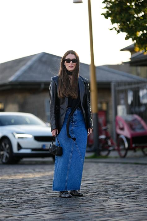 Streetstyle 6 способів носити джинсову максіспідницю цієї весни Читайте на Ukr Net