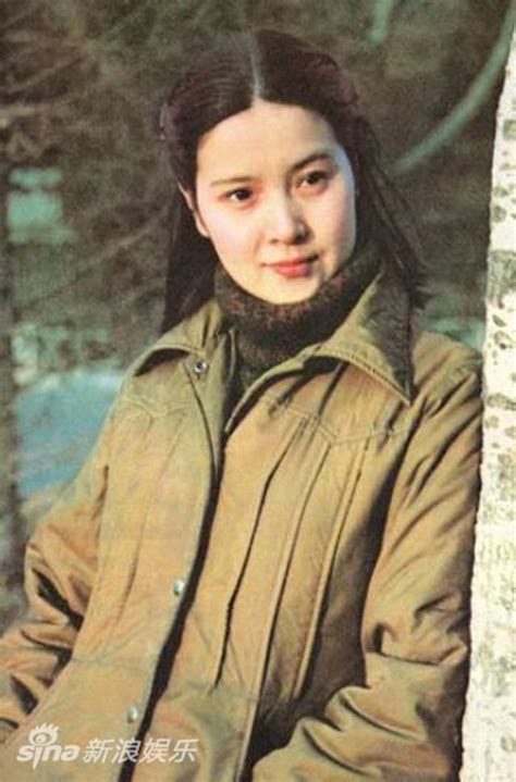 李小璐携妈妈拍大片 60岁张伟欣貌美被赞女神新浪图片