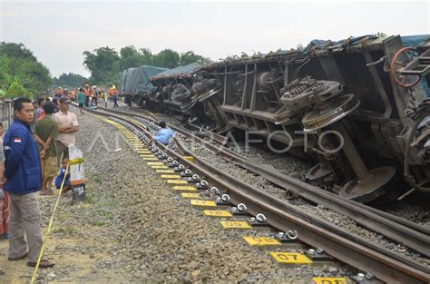 KERETA API ANJLOK DI BLORA ANTARA Foto