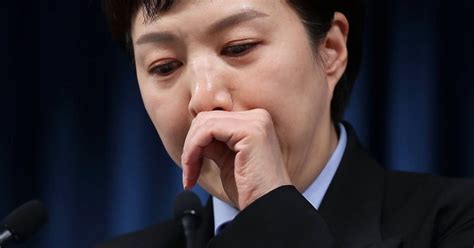 브리핑 도중 울먹이는 김은혜 홍보수석