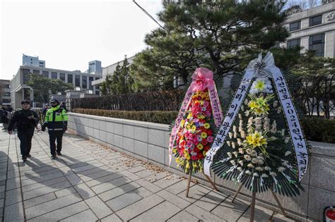 포토 헌법재판소 앞에 나란히 놓인 대통령 탄핵 찬반 화환