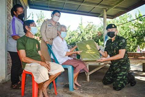 หนังสือพิมพ์ คู่แผ่นดิน บก ควบคุมที่ 2 มอบผ้าห่มกันหนาวให้กับราษฎรผู้มีรายได้น้อยและผู้ป่วย