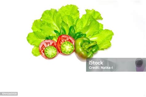 흰색 바탕에 야채 토마토와 파프리카 양상추와 바 질 슬라이스 0명에 대한 스톡 사진 및 기타 이미지 0명 건강한 식생활