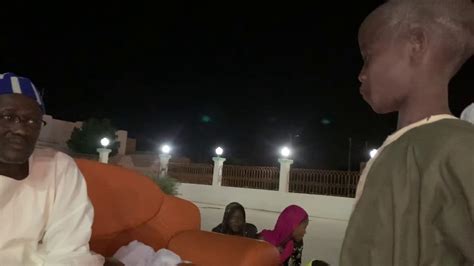 Un talibé recite le Coran devant SERIGNE ABDOU SAMAD MBACKE SOUHAIBOU