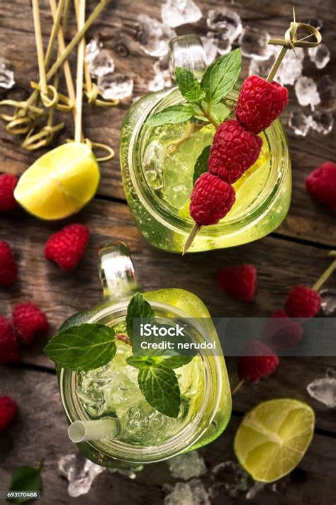 레몬 민트 라즈베리 맛 있는 차가운 신선한 음료 Lemonades 얼음 및 유리 나무 테이블에 라임 최고의 볼 수 있습니다 감귤류 과일에 대한 스톡 사진 및 기타 이미지