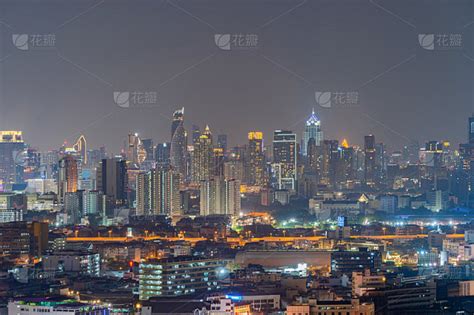 鸟瞰图曼谷市中心天际线，泰国。智慧城市中的金融商务区和住宅区。夜间有摩天大楼和高层建筑。