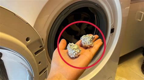 Boules Daluminium Dans La Machine à Laver Faites Le Avant De L