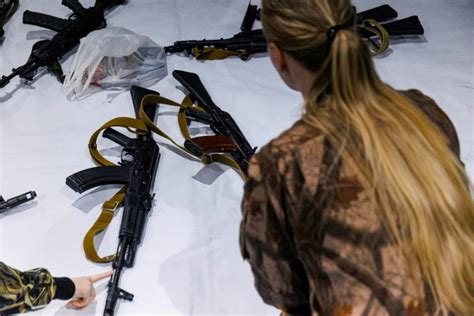 Spurred By Ukraine Fight Russias Womens Guard Learn To Shoot