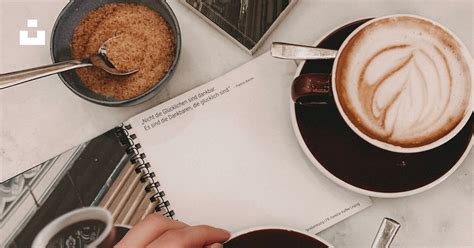 블랙 세라믹 접시에 카푸치노를 곁들인 화이트 세라믹 컵 사진 Unsplash의 무료 커피 이미지