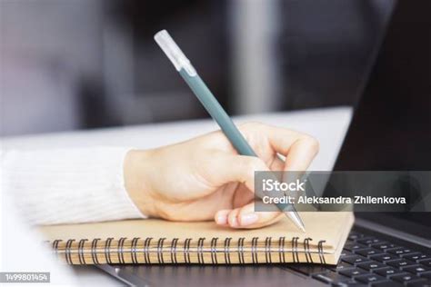 모호한 배경으로 밀접하게 포착된 현대 노트북의 메모장에 새겨진 여성의 손 경영자에 대한 스톡 사진 및 기타 이미지 경영자 교실 교육 Istock