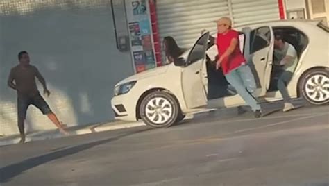 Vídeo homem bate em mulher na rua e é espancado em Quixadá