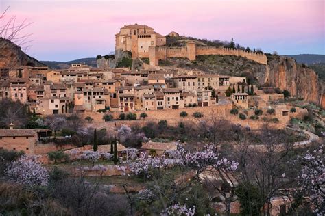 Huesca 거리 풍경 대학생 교회 도시 도시의 랜드마크 산 소도시 스카이라인 스페인 아라곤 알케 사르