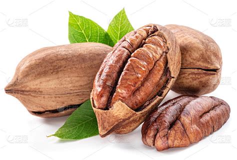 去壳和破碎的山核桃与叶子特写白色背景。