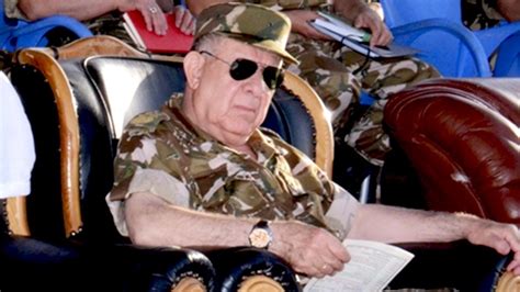 Le général dArmée Chengriha reçu par le président français Emmanuel