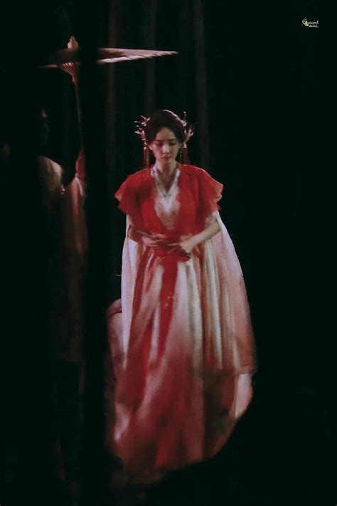 盛夏送清凉！杨幂请《狐妖小红娘》剧组人员喝咖啡 搜狐大视野 搜狐新闻