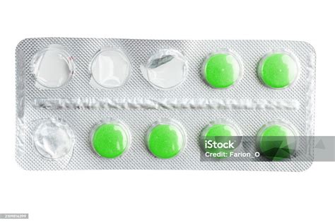 白い背景ヘルスケアと薬のコンセプト上面図で隔離されたブリスターパックの緑色の薬の丸薬 ウクライナのストックフォトや画像を多数ご用意