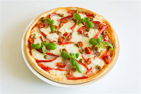 토마토 모 짜 렐 라 치즈 고추 올리브와 함께 신선한 피자 바 질 잎 장식 0명에 대한 스톡 사진 및 기타 이미지 0명