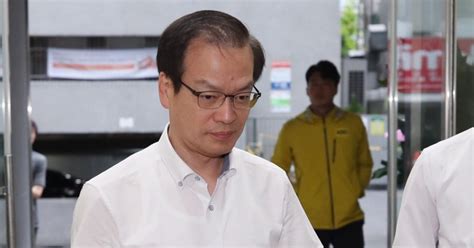 특검 종료 앞두고 출근하는 허익범
