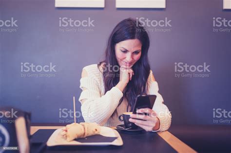 그리고 카페에서 스마트 휴대 전화를 사용 하 여 젊은 여자 20 29세에 대한 스톡 사진 및 기타 이미지 20 29세 25