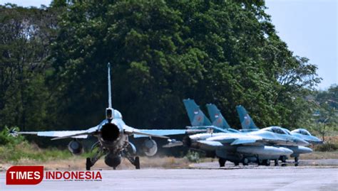 4 Pesawat Tempur F 16 Gelar Latbantem Trimatra Di Baluran Situbondo
