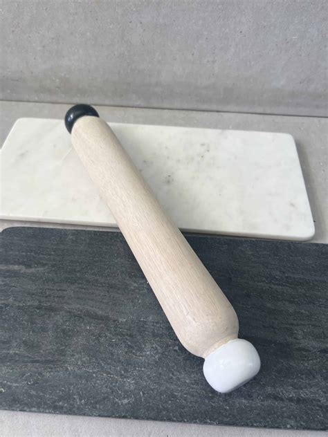 מערוך עץ בשילוב ידיות שחור ולבן עד עיצובים