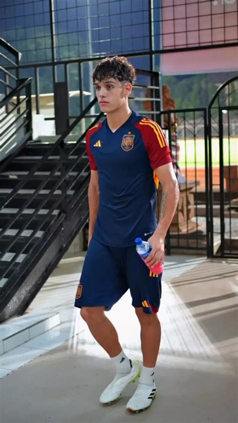 Pin By Dayana On Barça Hector Football Players Photos Barcelona Players