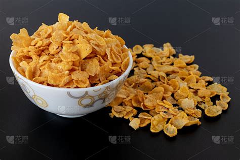碗里的玉米片和麦片。