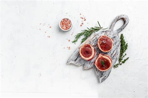 Carne veteado fresca cruda bistec filet mignon medallón bistec envuelto