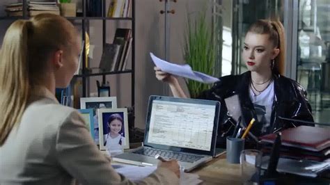 спустя 18 лет её дочь которую она бросила вернулась чтобы отомстить😠