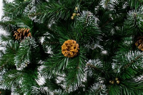 Новорічна Ялинка Засніжена З Білими Кінчиками Золотої Калини Та Шишками 1 5 М — Купити Недорого