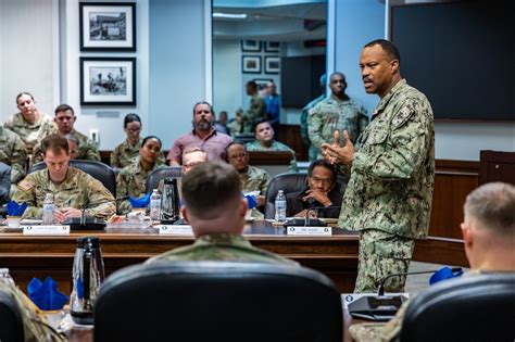 Southcom Commander Visits Us Army South Headquarters Article The