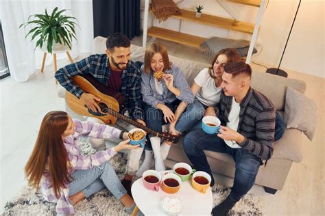 Repouso De Fim De Semana Grupo De Amigos Tem Festas No Interior Juntos