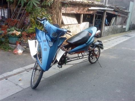 黑人問號！屁孩腳踏車後座插一根「謎樣棒子」 網民：是要打點滴？