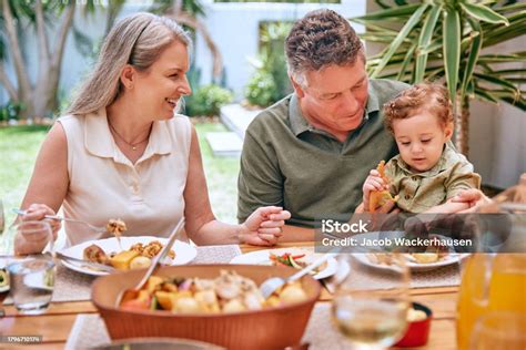 가족 저녁 식사 레스토랑에서 함께 먹는 식사 미소 행복한 조부모가 아이와 유대감을 느낍니다 노인 부부 건강한 레저 라이프 스타일 및 웰빙 교육 또는 어린이 야채 스튜 먹이기